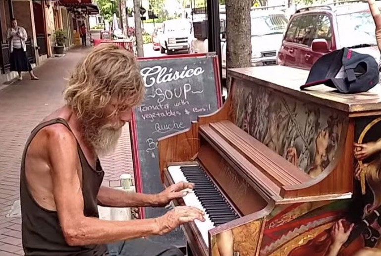 Este hombre sin hogar pensó que sólo estaba tocando el piano, pero le ...