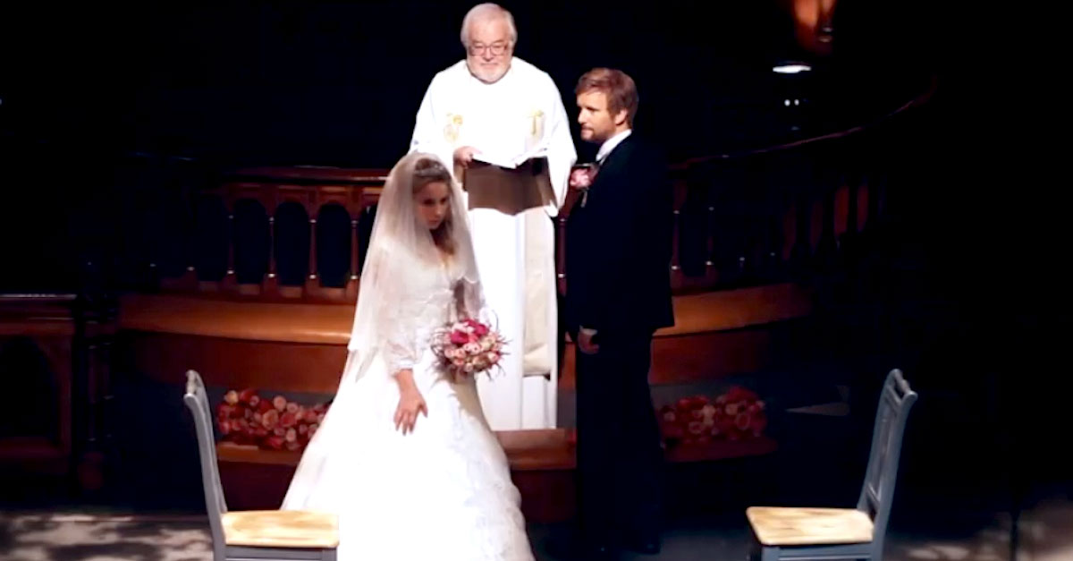 Ella tiene 12 años. Él 37. Mira lo que hace ella en su boda... Estoy ...