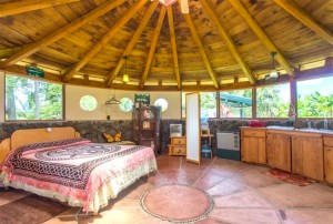 Parece una extraña cabaña redonda. ¿Y por dentro? ¡La escapada perfecta!