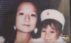 Lleva una máscara en público durante 12 años. Debajo esconde un secreto ...